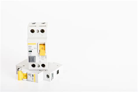 자동 회로 차단기 구리 단일 코어 케이블 안전하고 안전한 전기 설치를 위한 액세서리 전기 장비 보호 및 제어 흰색 배경 부서짐에 대한 스톡 사진 및 기타 이미지 Istock