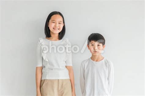 笑顔の子供の姉弟（小学生・中学生） No 24863741｜写真素材なら「写真ac」無料（フリー）ダウンロードok
