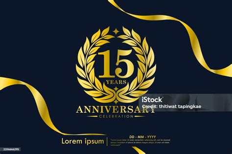 창립 15주년 기념 엠블럼 우아한 황금 기념일 로고는 검은 배경에 월계관과 리본으로 격리되어 있습니다 웹 전단지 포스터 인사말