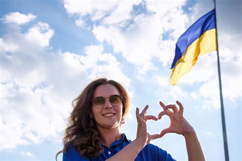 우크라이나 국기의 배경에 마음의 형태로 손을 잡고 젊은 쾌활한 여자 우크라이나어 애국 개념 30 34세에 대한 스톡 사진 및 기타 이미지 Istock