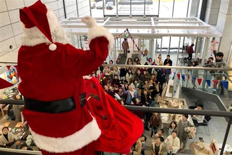 ぬくぬくの会場でサンタも登場のツバメルシェ