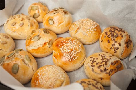 신선한 수 제 햄버거 빵 참 깨 호박 트레이 햄버거와 수 제 식품의 개념에 아마 해바라기 씨 Brioche 미니 Challah 건강한 식생활에 대한 스톡 사진 및 기타