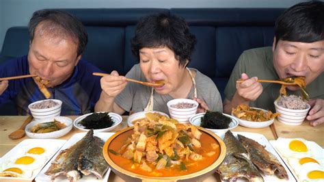 고등어 구이와 잘 익은 김치로 만든 김치찌개 집밥 한상 Kimchi Stew And Grilled Mackerel 요리and먹방