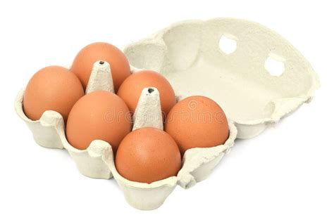 Caixa De Ovos Aberta Com Seis Ovos Isolados Em Branco Imagem De Stock