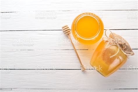 흰색 나무 바탕에 항아리에 꿀 텍스트에 대 한 여유 공간입니다 최고의 볼 수 있습니다 0명에 대한 스톡 사진 및 기타 이미지 0명 금 금속 꽃 식물 Istock