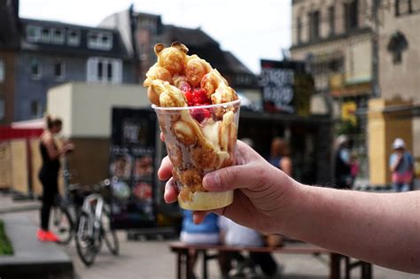 손에 아이스크림 거품 와플 홍콩 와플 딸기 휘 핑 크림과 마 시 멜로와 버블 와플은 오픈 키 친 푸드 페스티벌 이벤트에 판매 됩니다 거리에 대한 스톡 사진 및 기타 이미지