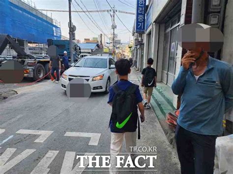 현장 수창초 통학로 건설 폐기물 먼지 날리는데 건설사는 단순 쓰레기” 변명 전국 기사 더팩트