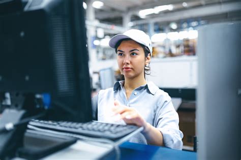 공장의 컴퓨터 모니터에서 헌신적인 젊은 여성 노동자 엔지니어 엔지니어에 대한 스톡 사진 및 기타 이미지 엔지니어 공학 기술자 Istock