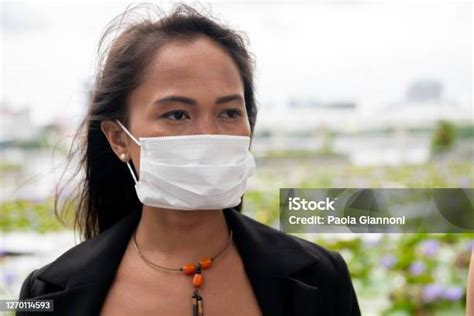 동남 아시아 코비드19 바이러스 대기 오염 질병 코로나바이러스 전염병 중 보호 마스크를 가진 펜과 슬픈 필리핀 여성의 초상화 25 29세에 대한 스톡 사진 및 기타 이미지