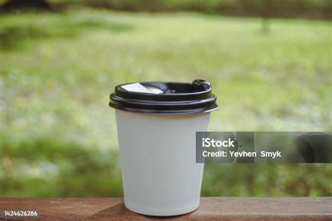 커피 한 잔 음료 커피 또는 차가있는 흰 종이 컵 거리 배경에 커피 한 잔 화창한 날 뜨거운 음료를위한 흰 종이 컵 0명에 대한