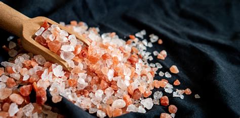 나무 숟가락 분쇄기 병 빈티지 소박한 배경 부엌에서 건강한 나트륨 핑크와 화이트 천연 히말라야 소금 크리스탈 록 산 유기농 조미료 분말 플레이크 요리 성분을 닫습니다 0명에