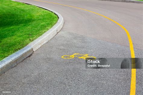 자전거 교통 전용 차선이있는 아스팔트 도로의 자전거 기호 도로 측면에 연석과 녹색 잔디가있는 빈 도로 0명에 대한 스톡 사진 및 기타 이미지 Istock