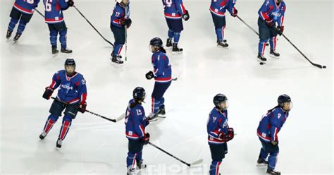 포토 경기장에서 몸 푸는 여자 아이스하키 남북 단일팀