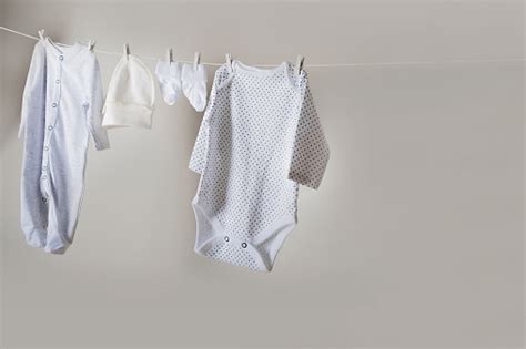 세탁 컨셉 청결 다림질 어린이 옷세탁 아기 물건은 밧줄 클로즈업에 건조하고 회색 벽 배경에 공간을 복사합니다 0명에 대한 스톡 사진 및 기타 이미지 Istock