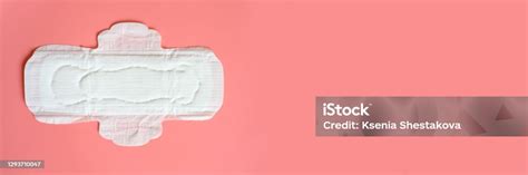 분홍색 배경에 분비의 정상적인 풍부에 대한 순수한 빈 여성의 일회용 생리 패드 또는 냅킨 배너 0명에 대한 스톡 사진 및 기타 이미지 Istock