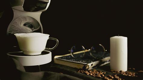 라떼용 우유 거품을 준비하는 과정 신선한 커피를 준비하고 레스토랑 바 또는 펍에서 컵을 붓는 커피 머신 0명에 대한 스톡 사진