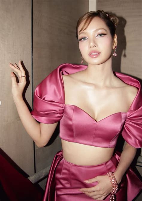 리사 핑크드레스로 시선 강탈 화이트 로터스 시즌3 행사에서 빛나다