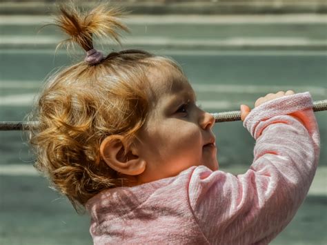 阳光城市街道可爱金色短发女孩高清图片下载 人物儿童图片 乐美图网