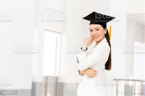 노란 술 색 졸업 모자를 쓰고 있는 여성 박사 과정 졸업생들이 대학에 있습니다 45 49세에 대한 스톡 사진 및 기타 이미지 45 49세 교육 노랑 Istock