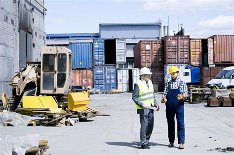 감독자와 함께 작업 하 고 저장 공간에서 선적에 대 한 작업 바지에 자신감 잘생긴 젊은 전문 엔지니어 건설 기계류에 대한 스톡 사진 및 기타 이미지 Istock