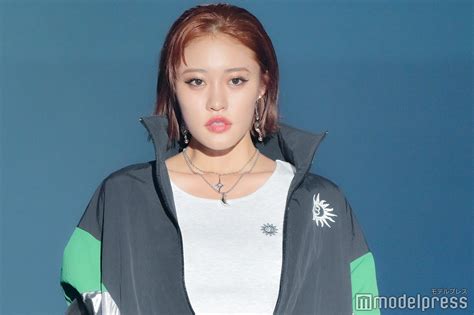 画像3738 王林、美脚大胆披露のオフショットに「目を奪われる」「脚の長さが自分の倍」と反響 モデルプレス