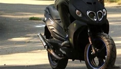 Ragazzo Si Sega E Viene Mentre Guida Uno Scooter Video Bitchyx