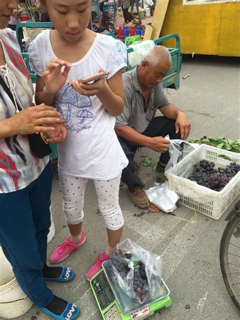 暑假女孩主動要求陪媽媽擺攤賣自家葡萄，還教老媽如何微信收款 每日頭條
