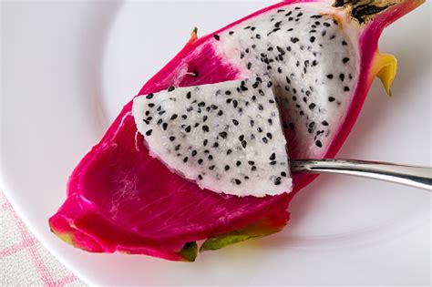 용 과일 이나 피타야 펄프를 흰색 접시에 숟가락으로 복용 과일과 야채 비타민 B와 탄닌이 풍부한 건강한 채식 음식 0명에 대한 스톡 사진 및 기타 이미지 Istock