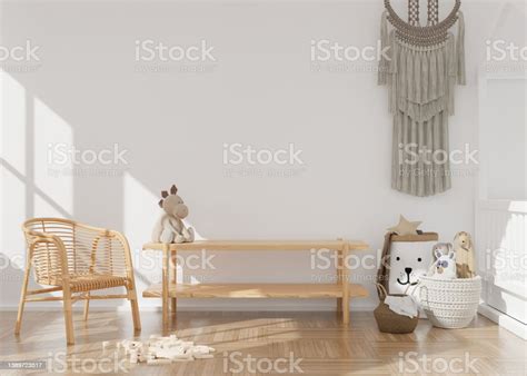 현대 식 어린이 방에 빈 흰색 벽 스칸디나비아 보헤미안 스타일로 인테리어를 모의 사진이나 포스터를 복사합니다 콘솔 등나무 안락 의자 장난감 마크라메 아이들을위한 아늑한 공간