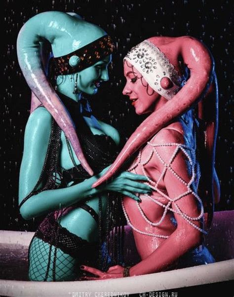 Foto De Twilek Sisters Bathe Together