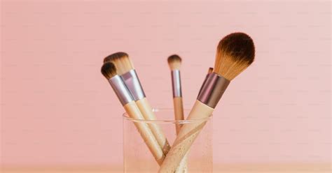 테이블 위에 메이크업 브러시로 채워진 유리 사진 Unsplash의 메이크업 브러쉬 이미지