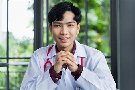 카메라를 바라보는 닥터는 화상 통화를 통해 환자를 맞이합니다 의사는 원격 환자를위한 화상 회의를 통해 환자와 상호 작용하고 사회적 거리를 유지하기 위해 원격 의료 기술을