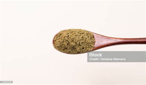 베이지색 배경에 나무 숟가락에 있는 대마 단백질 파우더를 볼 수 있다 녹색 슈퍼 푸드 건강한 라이프 스타일 영양 보충제 식물성 단백질 수평면 평면은 텍스트를 위한 복사