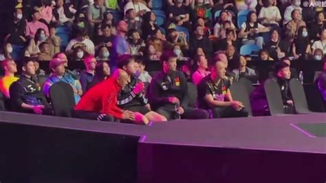 导播真的很懂和莎莎一起出现在大屏幕上之后给了大头镜头 王楚钦 莎头 王楚钦孙颖莎 莎头组合 向全世界安利图源 腾讯视频