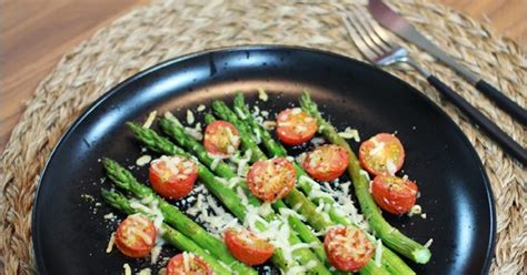 발사믹 소스를 곁들인 아스파라거스 And 토마토 파마산