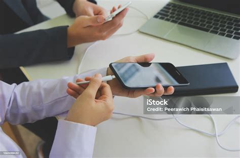 외부 전원 은행에서 검은 스마트 폰 충전 배터리를 들고 여자 손 Usb 케이블에 대한 스톡 사진 및 기타 이미지 Usb 케이블 개념 개념과 주제 Istock