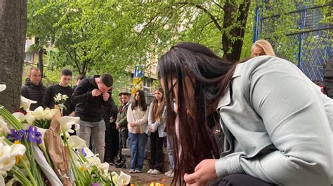 Свеќи цвеќиња и плишани играчки за жртвите од училиштето во Белград