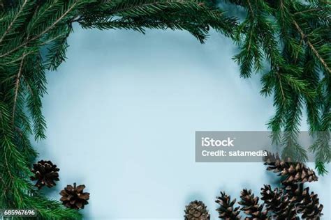 테이블에 크리스마스 프레임 장식 소나무 콘 및 스프루 스 0명에 대한 스톡 사진 및 기타 이미지 0명 가문비나무 감정