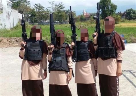 Polisi Selidiki Foto Viral Santriwati Acungkan Senjata Laras Panjang Lengkap Dengan Rompi