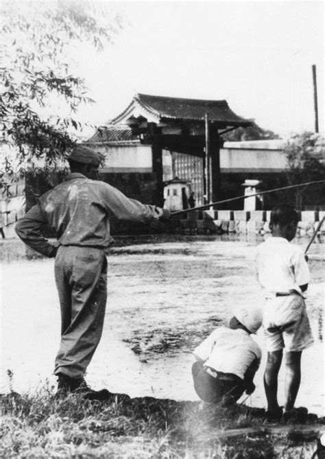 昔は冒涜だった皇居のお堀で釣りをする子供と米兵 昭和館デジタルアーカイブ