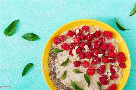 맛있고 건강 한 오트밀 죽 라즈베리와 아마 Chia 건강 한 아침 식사입니다 피트 니스 음식입니다 적절 한 영양입니다 최고의 볼