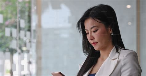 스마트폰 브라우징 앱을 사용하고 사무실에서 여가 시간을 즐기는 성공적인 사업가의 초상화 사진 Unsplash의 태국 이미지