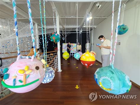 쓰레기 문제 함께 고민해요 연합뉴스