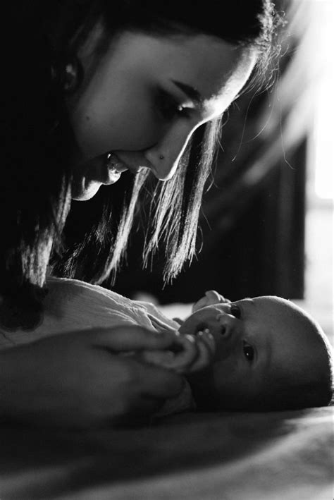 Мама смотрит на ребёнка мама смотрит на малыша новорожденный и мама мама и сын семья дома