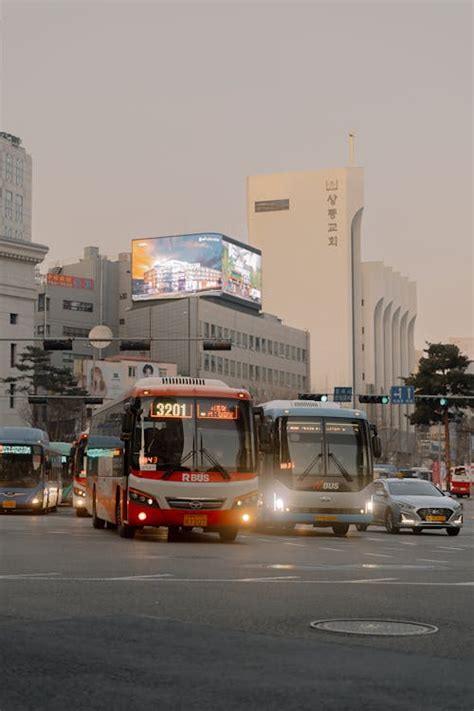 Led 디스플레이 가벼운 교통 거리 거리 표지판 고층 건물 교차로 교통 교통 허브 낮 다이나믹한 대중교통