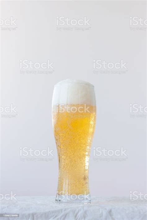 거품과 거품이있는 가벼운 맥주 한 잔이 흰색 배경에 서 있습니다 10월에 대한 스톡 사진 및 기타 이미지 10월 건강관리와 의술 독일 문화 Istock