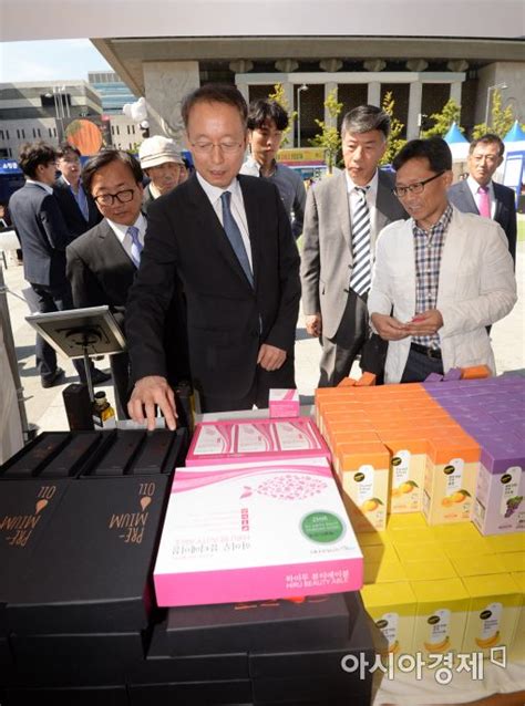 포토 코리아세일페스타 홍보관 둘러보는 백운규 장관 아시아경제