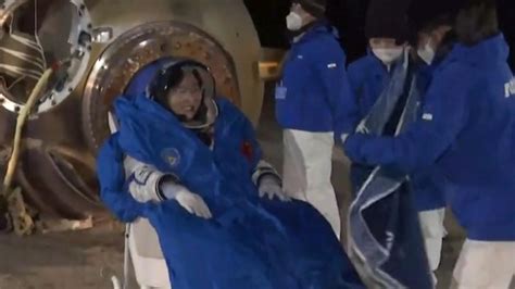 Liu Yang Gets Out Of The Re Entry Module Cgtn