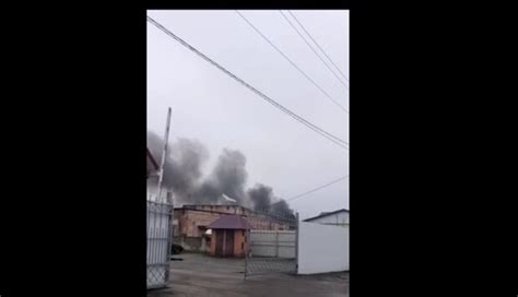 Місцеві почули звуки вибухів пожежа спалахнула на військовому обєкті в Росії кадри Politeka