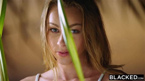 포르노 영화 두 명의 흑인 스터드와 섹스하는 섹시한 금발 Cnn Amador